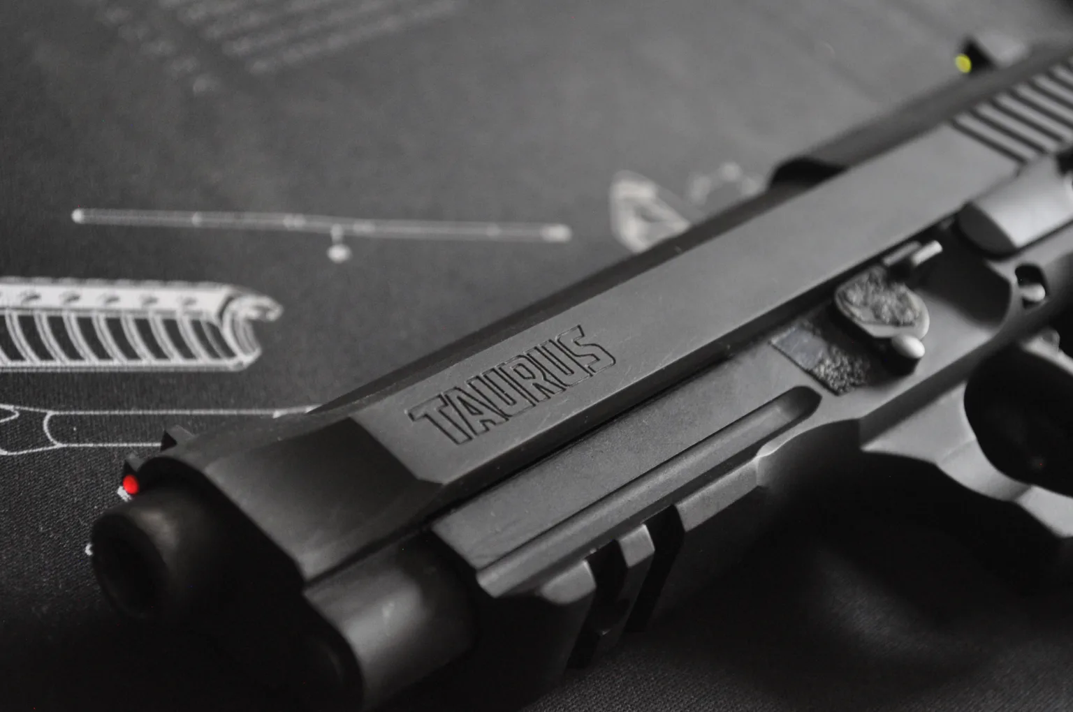 Taurus vai apresentar nova pistola militar e submetralhadora